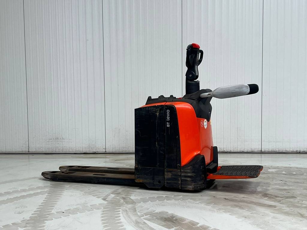 BT LPE250 - Pallettruck met meerij platform - Laden en lossen - Van ...