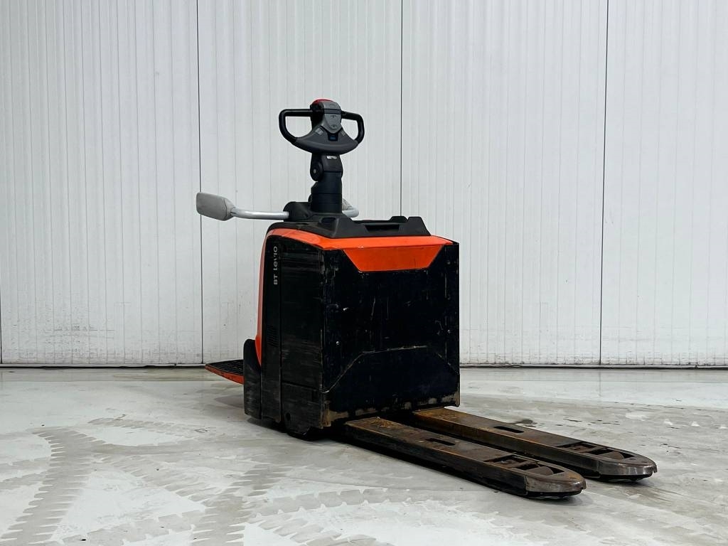BT LPE250 - Pallettruck met meerij platform - Laden en lossen - Van ...