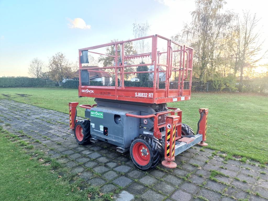 SkyJack SJ 6832 RT 4x4 diesel schaarhoogwerker schaarlift ...