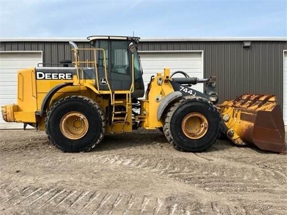 John Deere 744J
