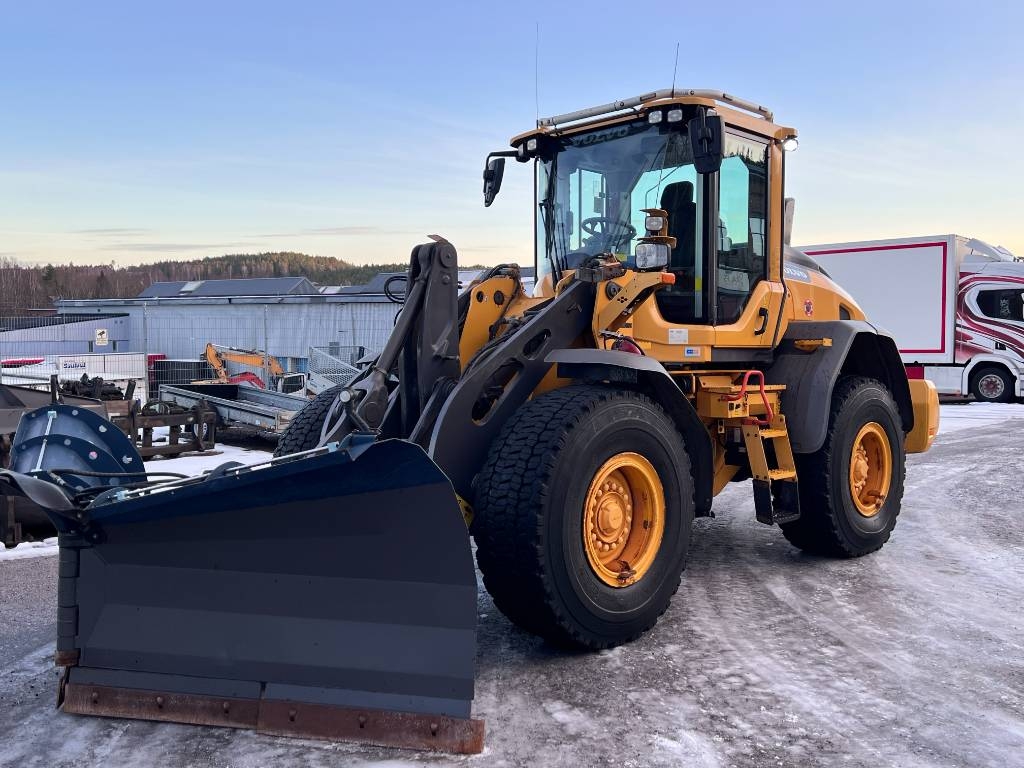 Volvo L90H 4600 timmar med plog | Polar Machine Trading