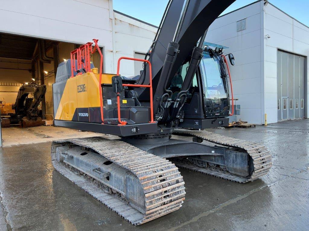 Buy Used Volvo EC250EL Crawler Excavator for sale in Stockholm, Sweden ...