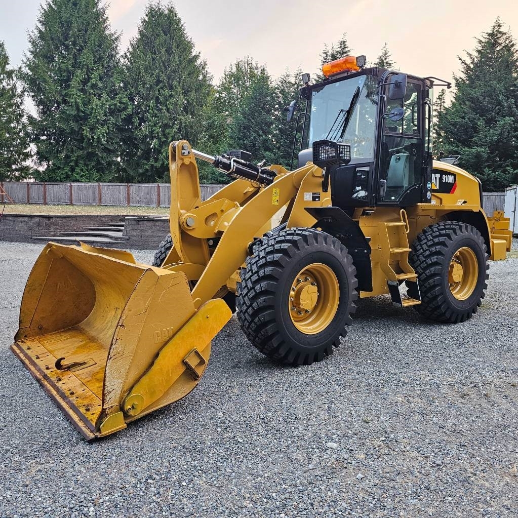 CAT 910M