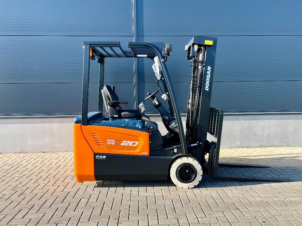 Heftrucks - Heftrucks, stapelaars en palletwagens - STM Trading