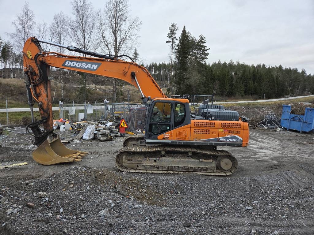 Doosan DX 300 LC Bandgrävare | Polar Machine Trading
