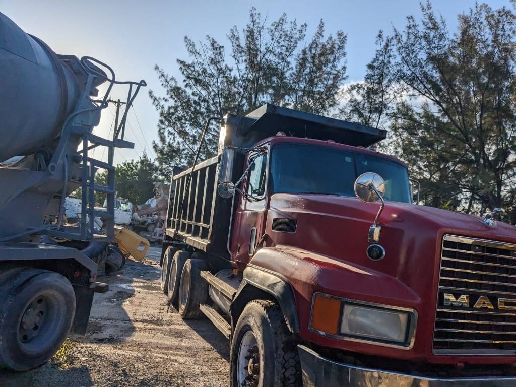 Mack CL 713