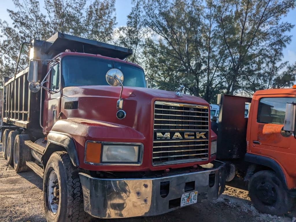 Mack CL 713