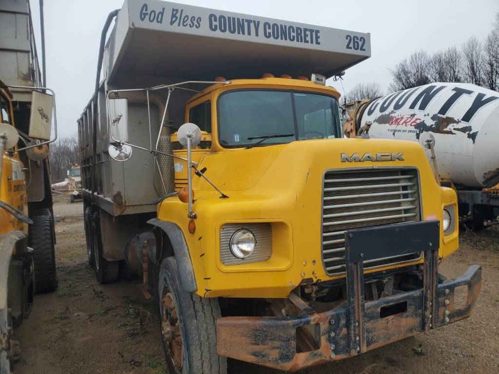 Mack DM690SX