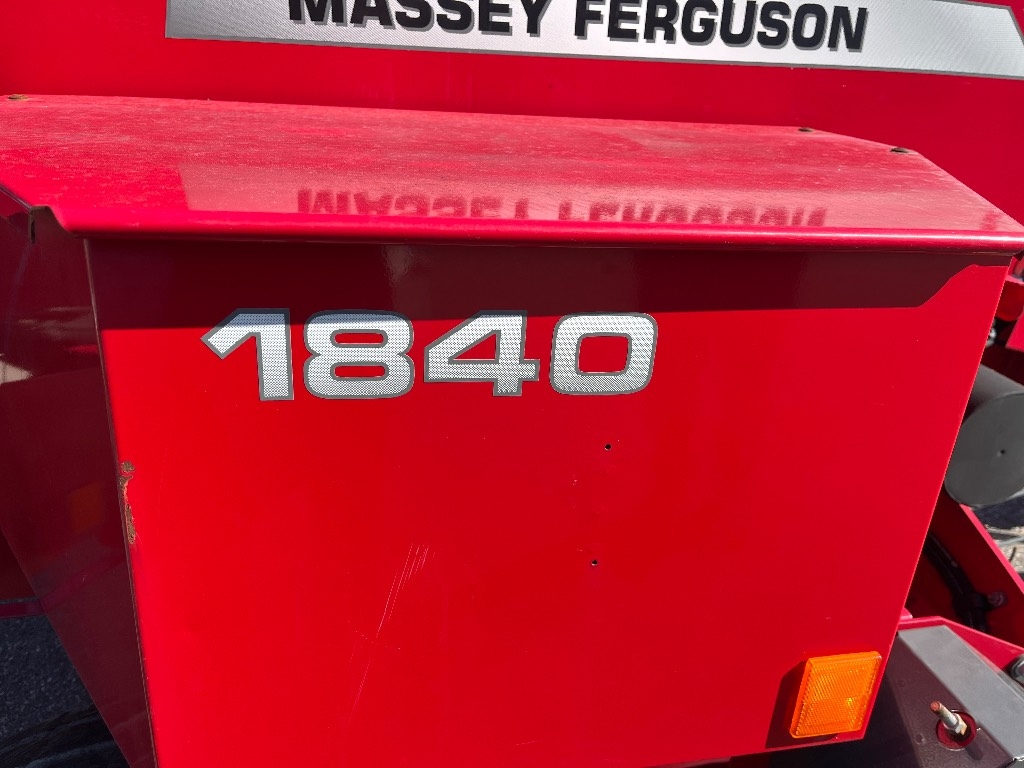Massey Ferguson 1840 med balvagn för 6 balar - Fyrkantspressar - Lantbruk - Traktor Nord