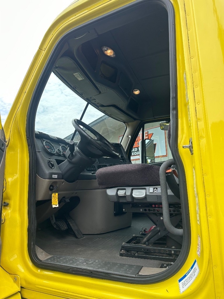 Freightliner CA125DC