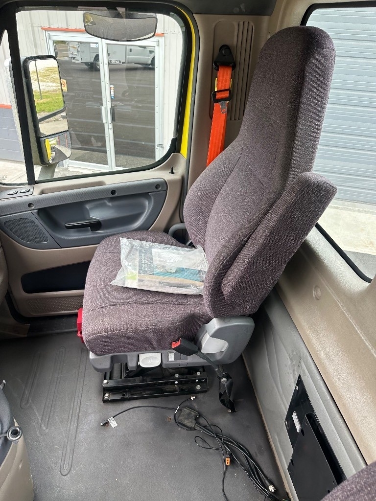 Freightliner CA125DC