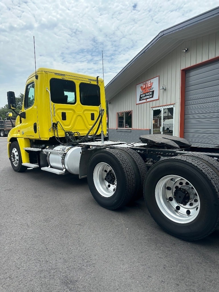 Freightliner CA125DC