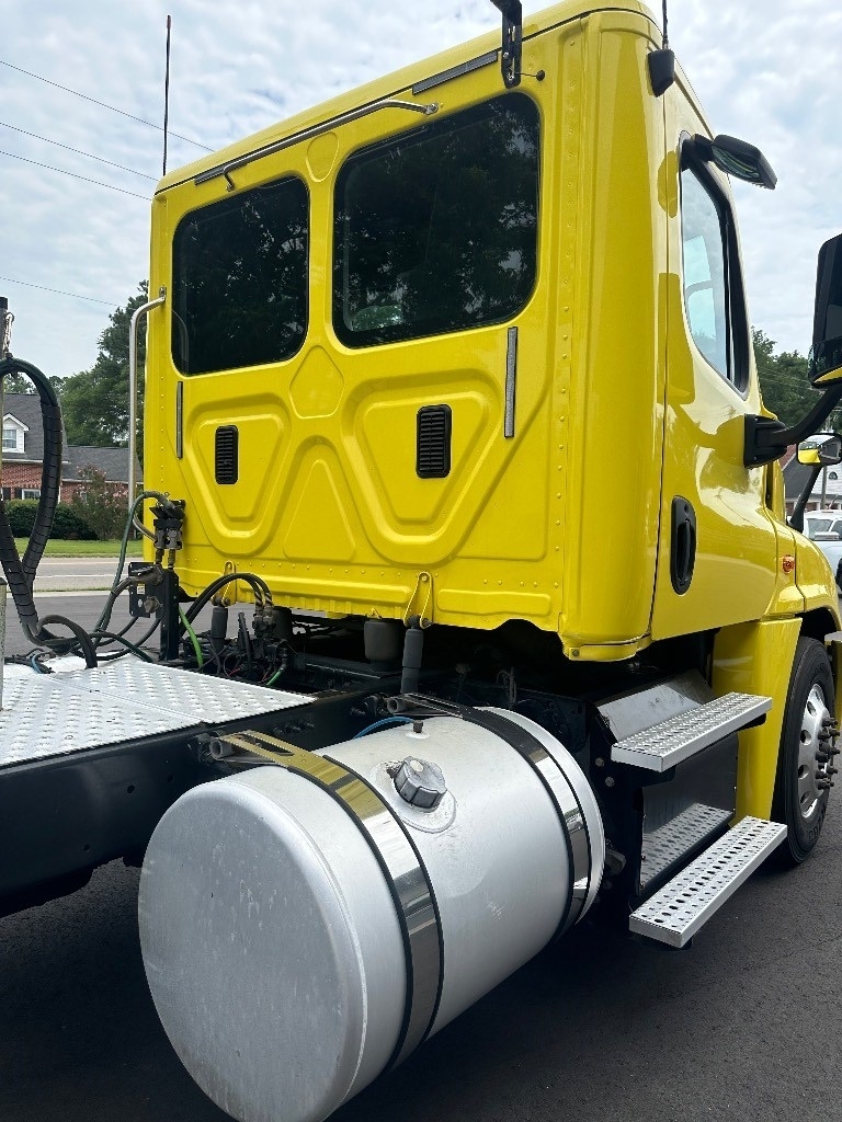 Freightliner CA125DC