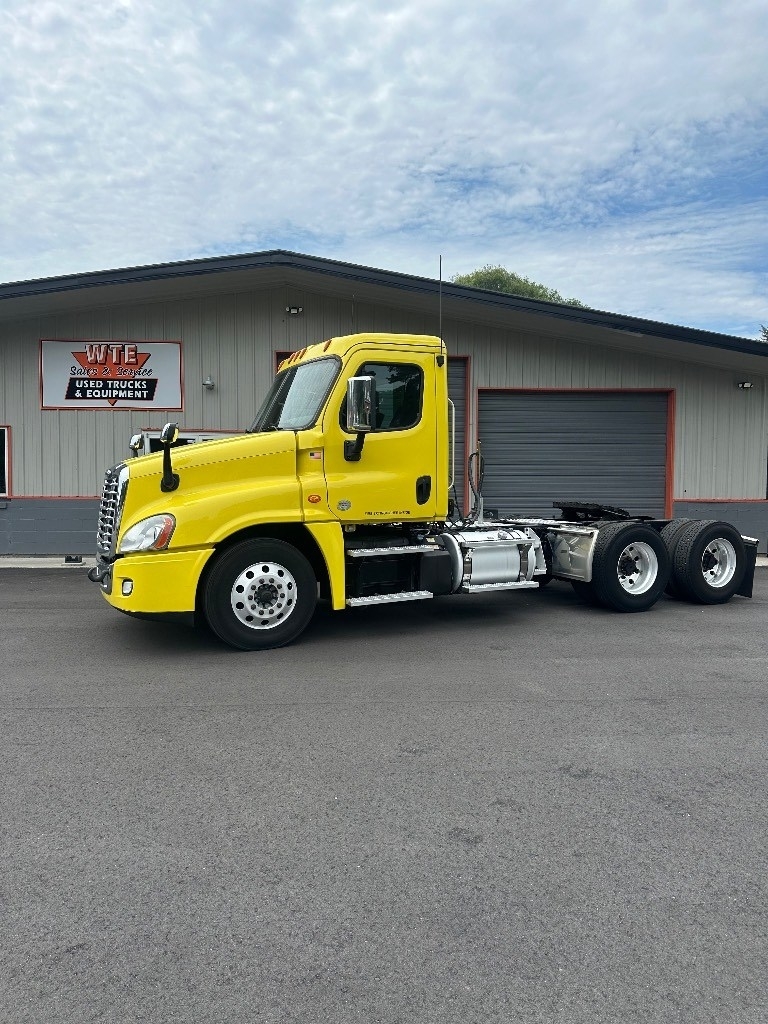Freightliner CA125DC