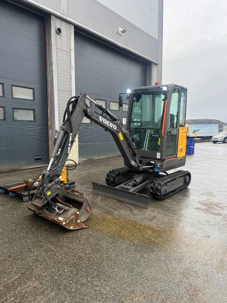 Volvo EC18E med skuffer og hammer - Mini Excavators
