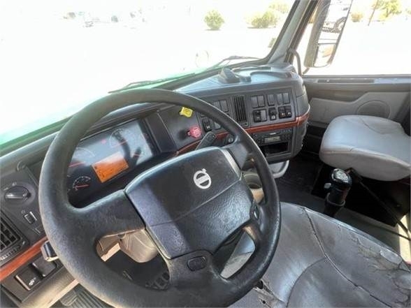 Volvo VNL64T300