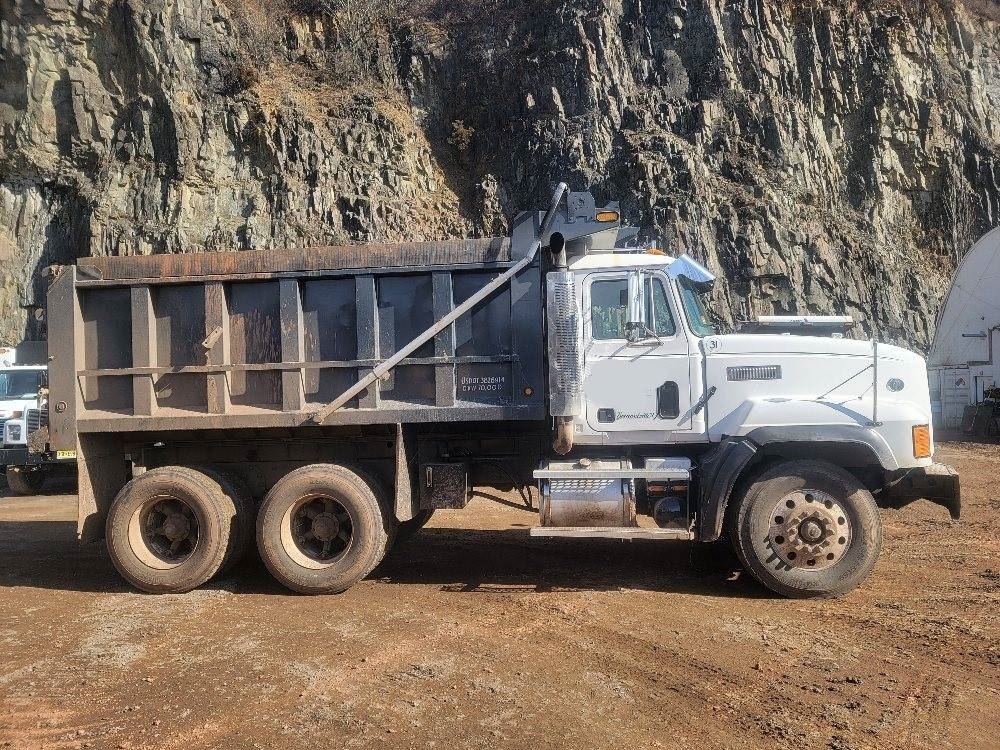 Mack CL 713