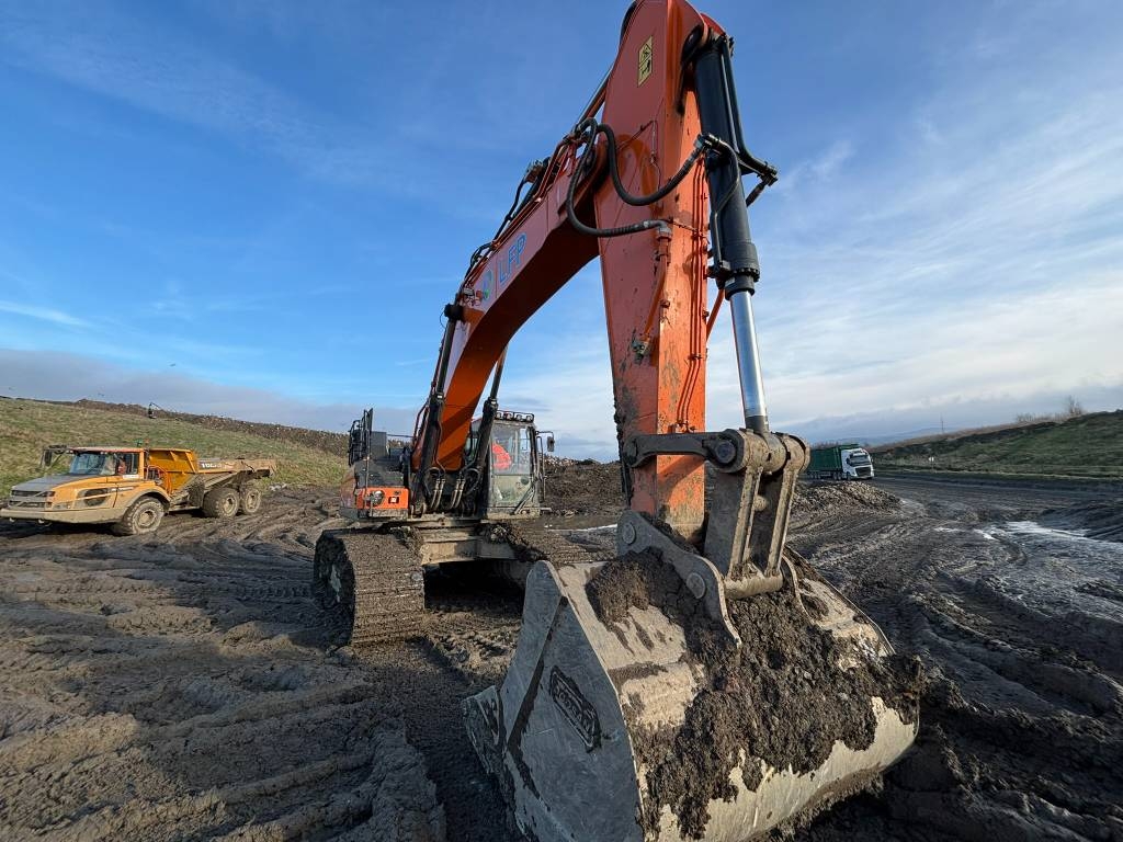 Develon DX 530 LC-7 K - Crawler excavators - Construction Equipment ...