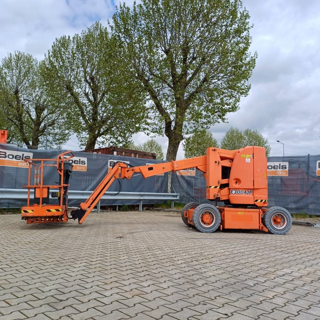 JLG E300AJP - Articulated boom lifts - Construction Equipment - Boels