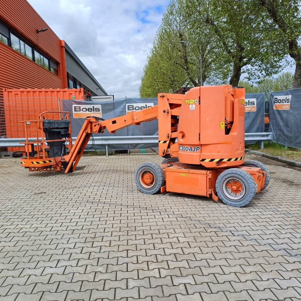 JLG E300AJP - Articulated boom lifts - Construction Equipment - Boels