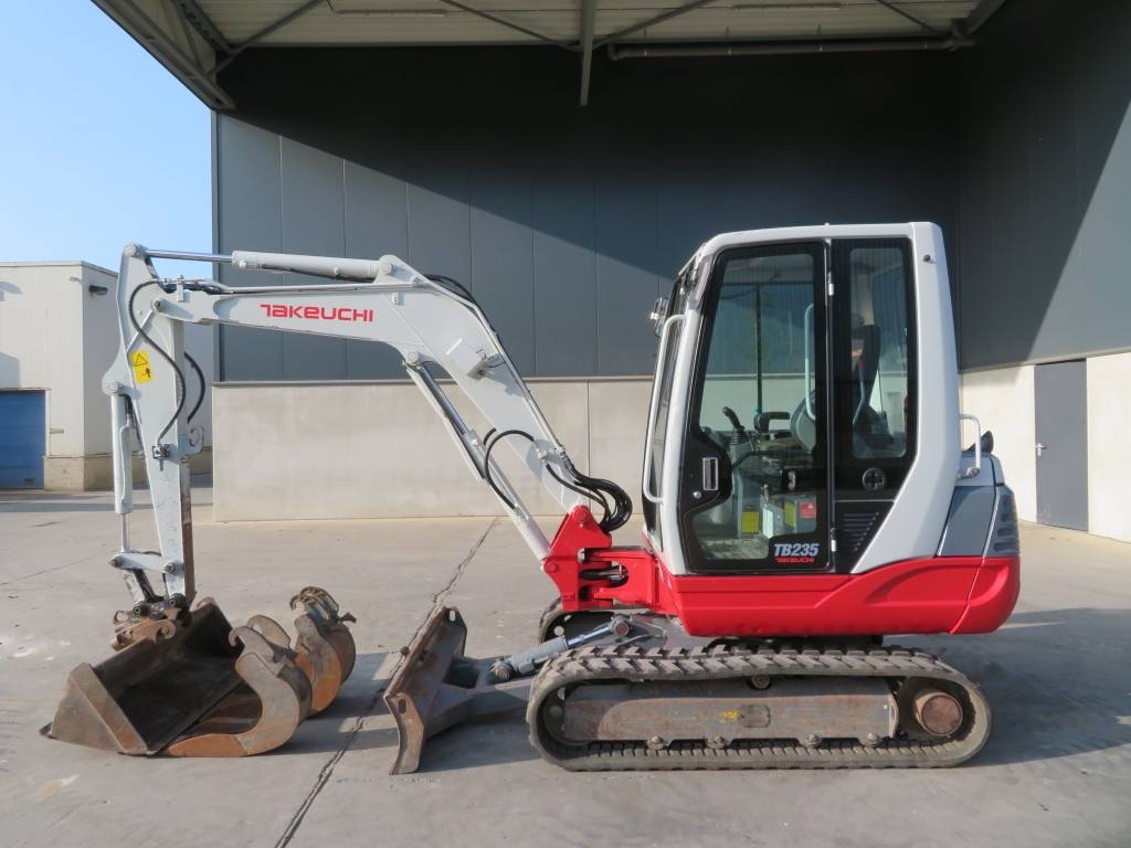 Takeuchi TB235 - Minigraafmachines