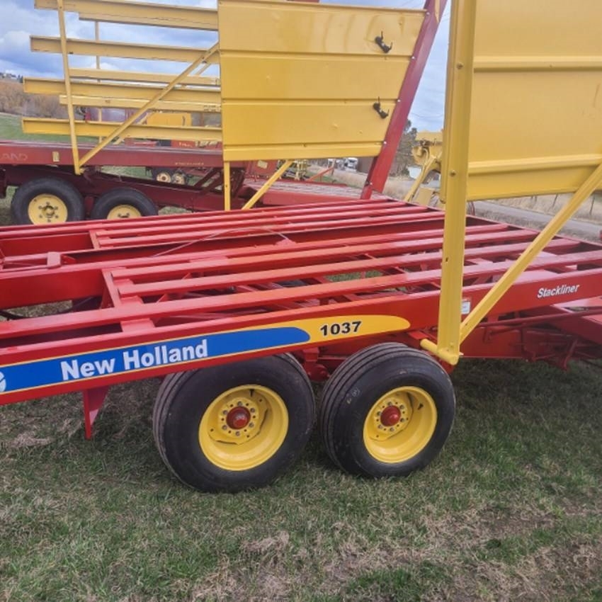 New Holland 1037
