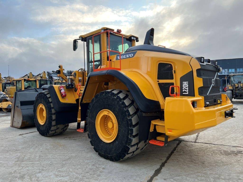 Buy Used Volvo L220H Wheel loader for sale in Stockholm, Sweden · PAN ...