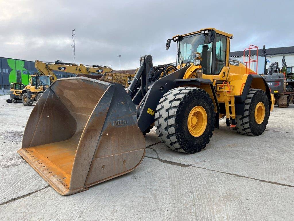 Buy Used Volvo L220H Wheel loader for sale in Stockholm, Sweden · PAN ...