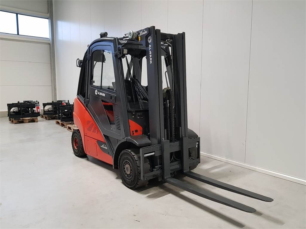 Forklift trucks - Material handling equipment - Alwark