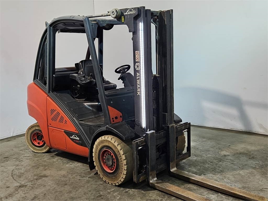 Forklift trucks - Material handling equipment - Alwark