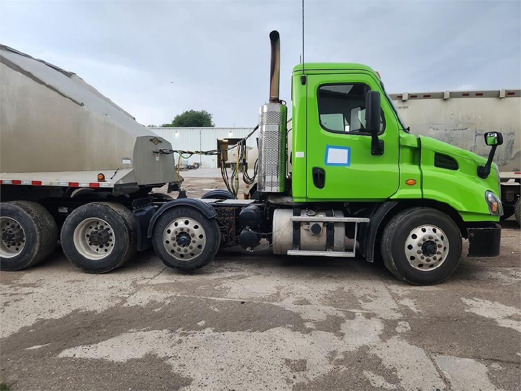 Freightliner CA125DC