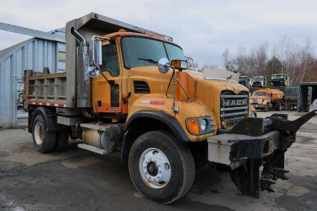 Mack CV712