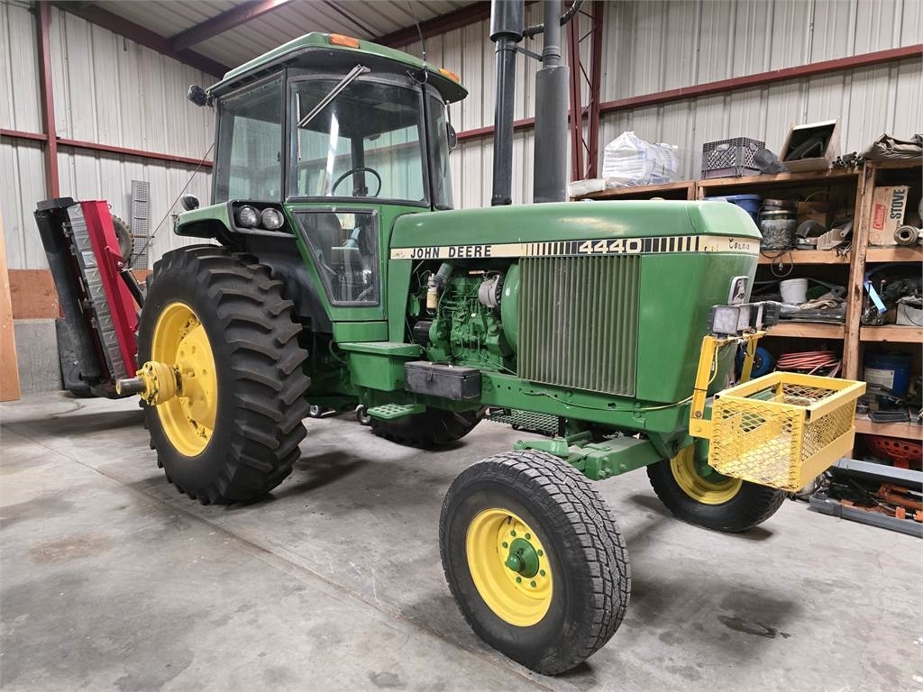 John Deere 4440