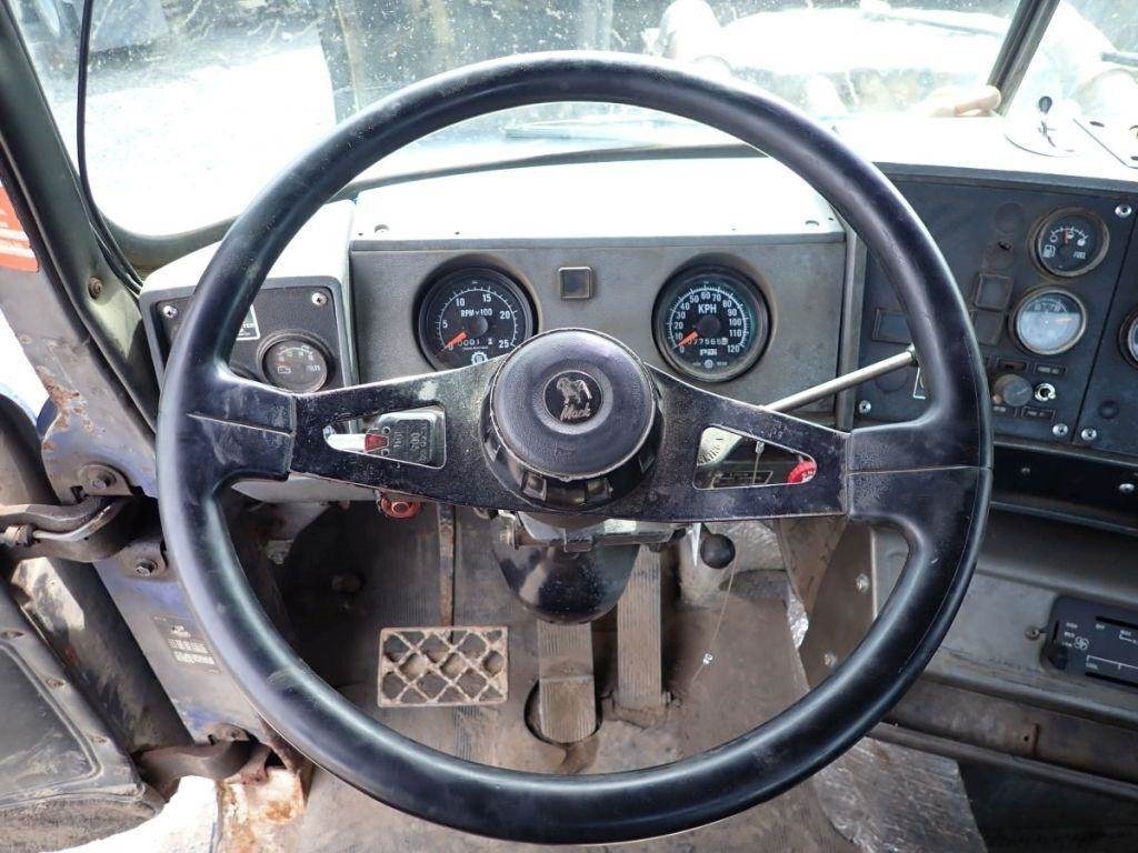 Mack DM690S