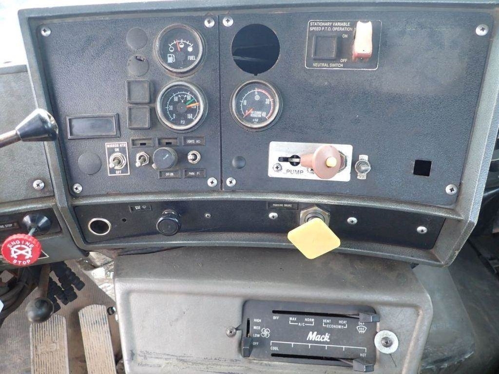 Mack DM690S