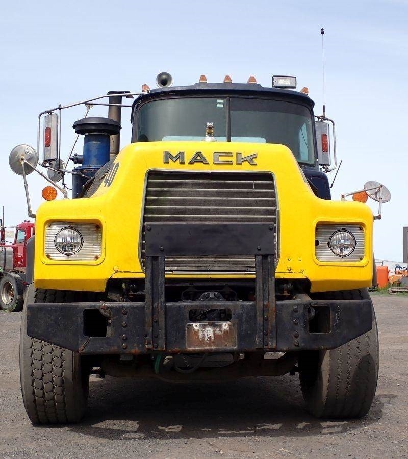 Mack DM690S