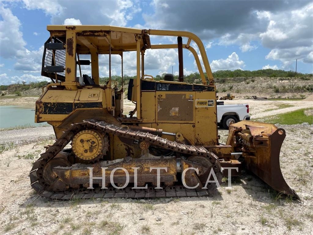 CAT D5M - Buldozer sobre oruga - Construcción - CATERPILLAR WORLDWIDE