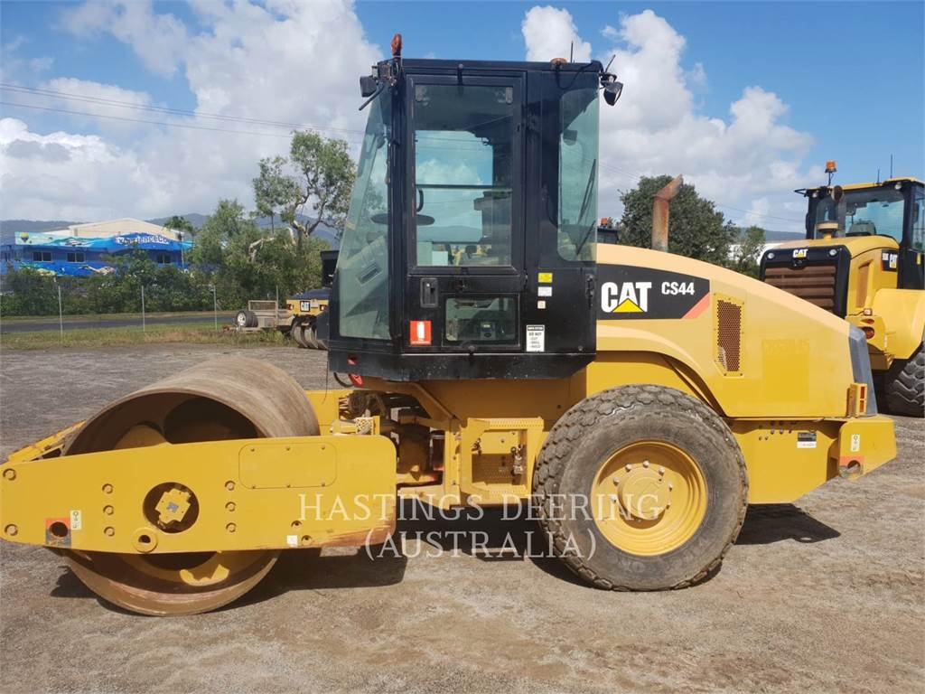 Caterpillar CS44 - Single drum rollers - Construction - CATERPILLAR ...