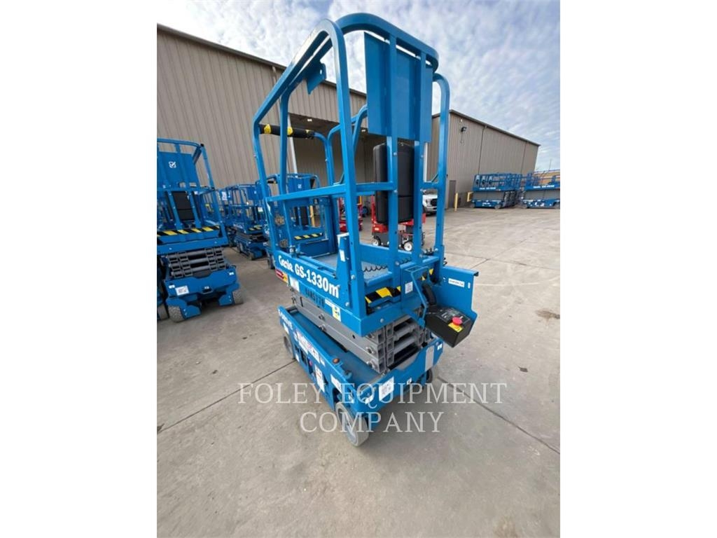 Genie GS1330 - 剪叉式升降机 - 建筑设备 - CATERPILLAR WORLDWIDE