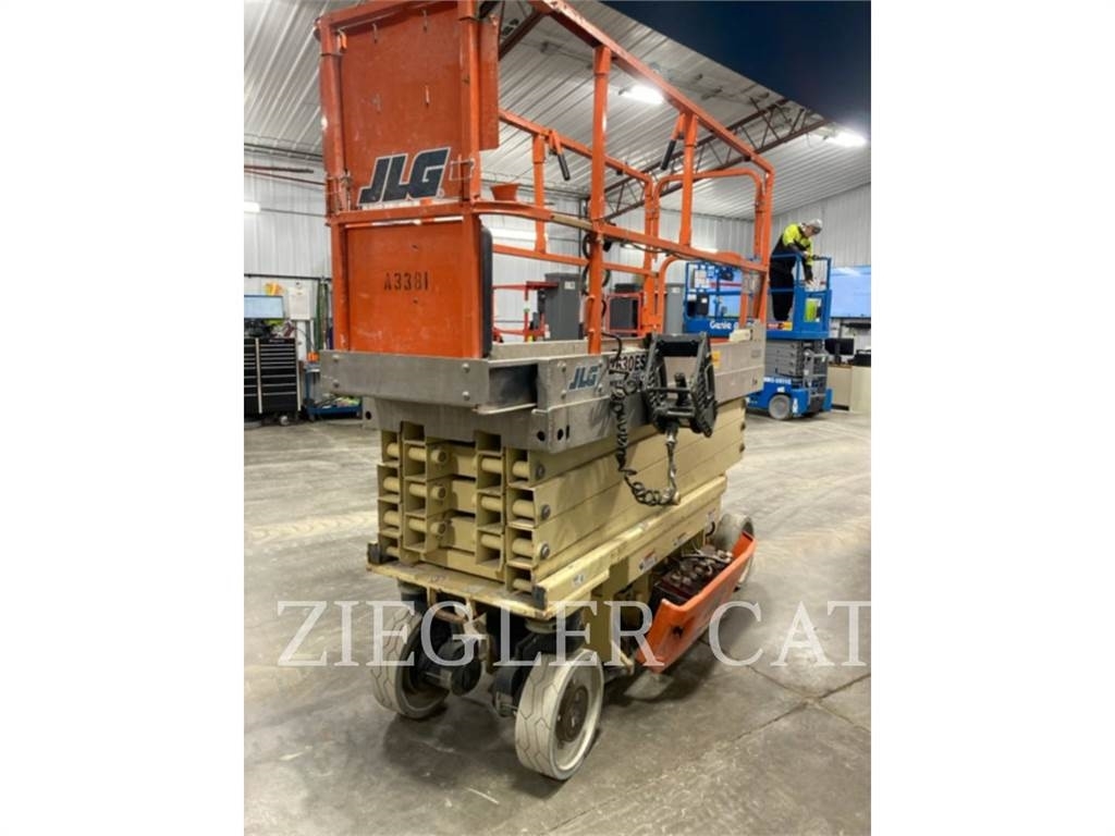 JLG 2630ES - 剪叉式升降机 - 建筑设备 - CATERPILLAR WORLDWIDE