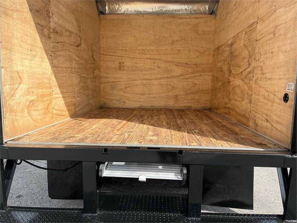 Ford F350 SD DRW 10 FT BOX TRUCK LOADING RAMP