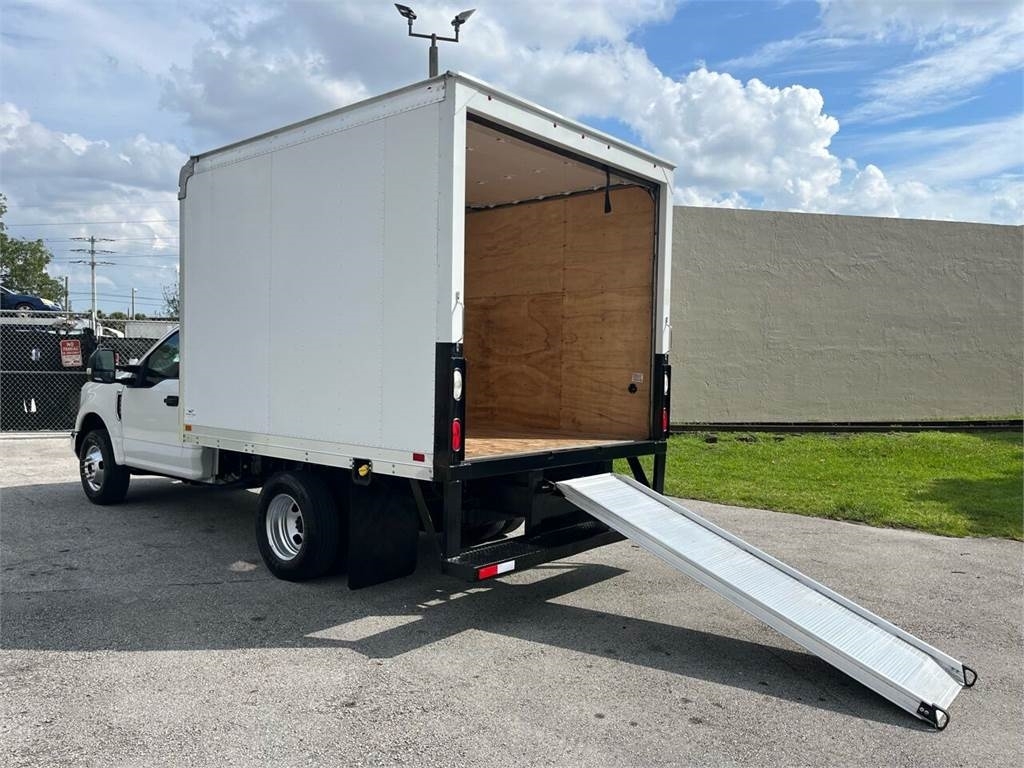 Ford F350 SD DRW 10 FT BOX TRUCK LOADING RAMP