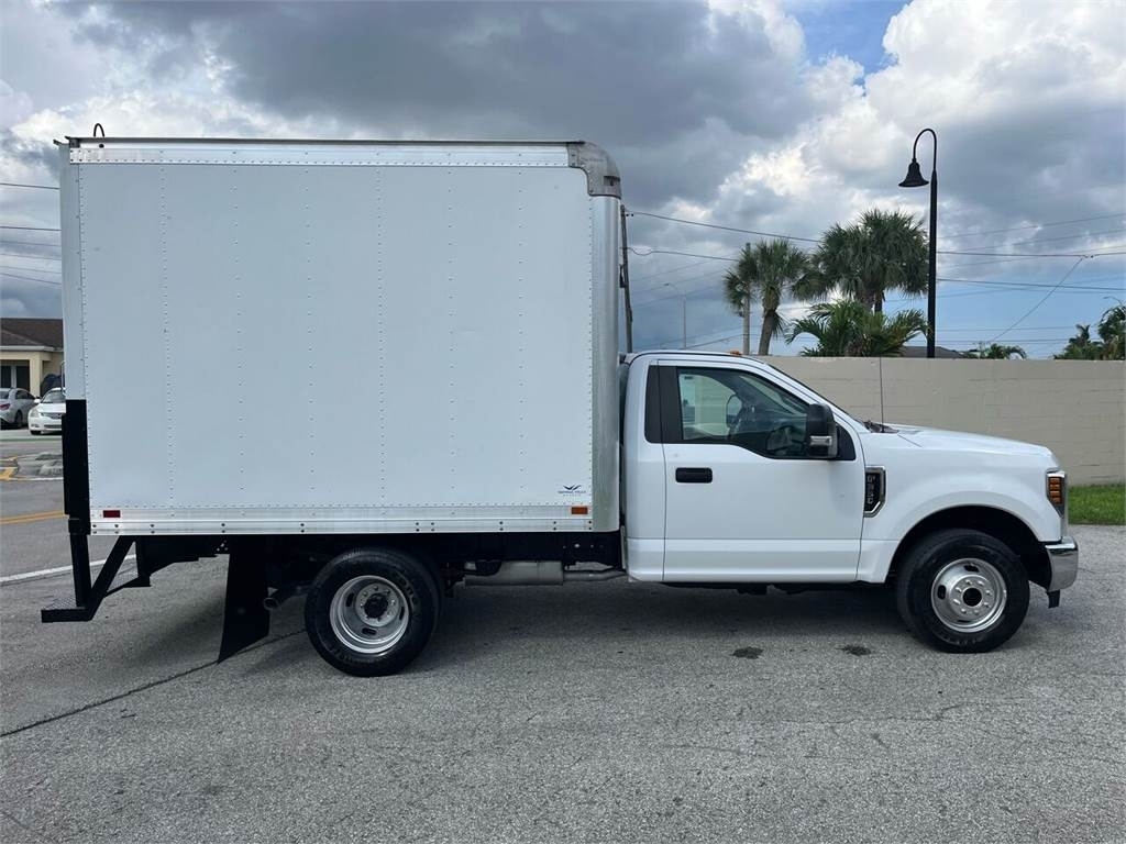 Ford F350 SD DRW 10 FT BOX TRUCK LOADING RAMP