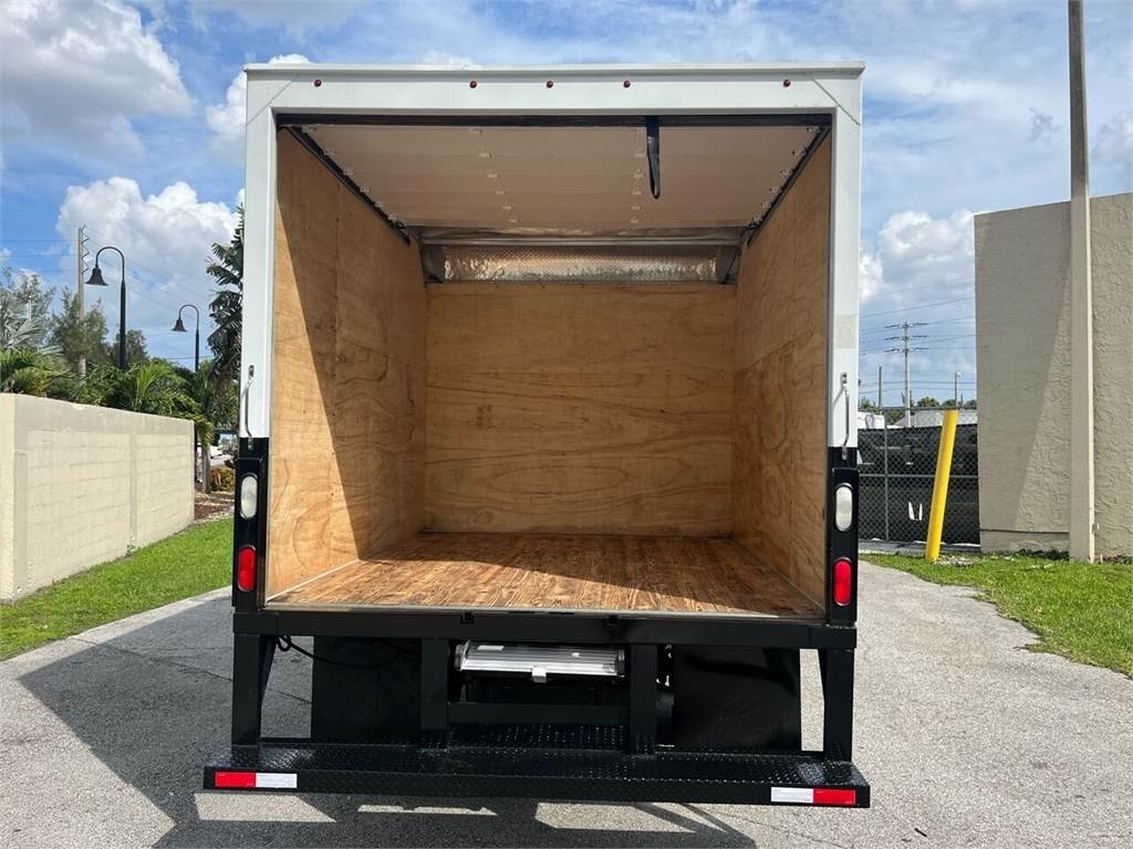 Ford F350 SD DRW 10 FT BOX TRUCK LOADING RAMP