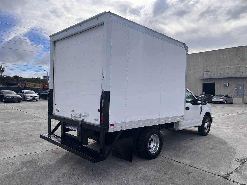 Ford F350 SD DRW 10 FT *BOX TRUCK* LOADING RAMP