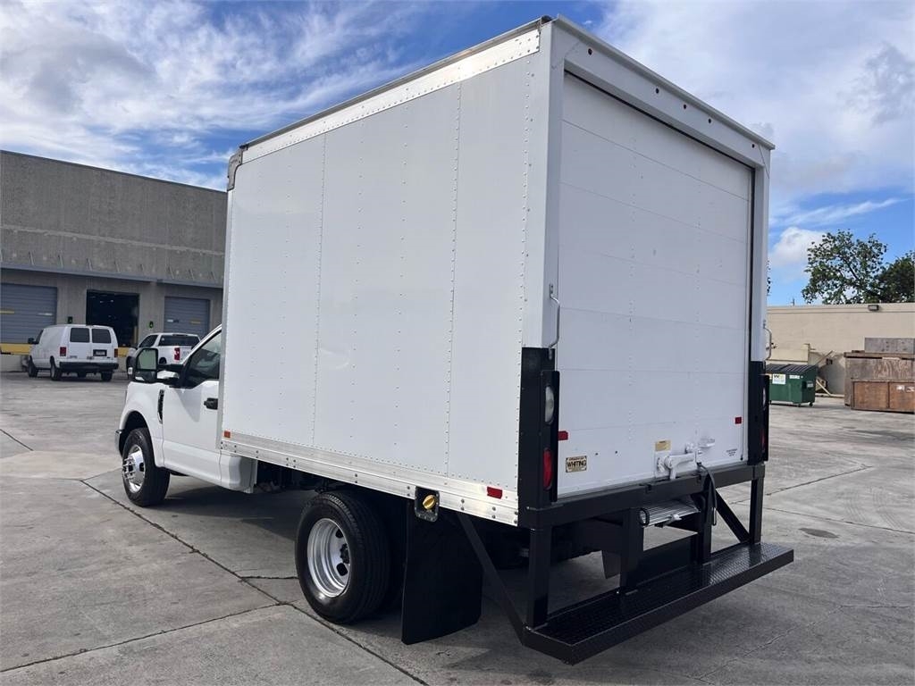 Ford F350 SD DRW 10 FT *BOX TRUCK* LOADING RAMP