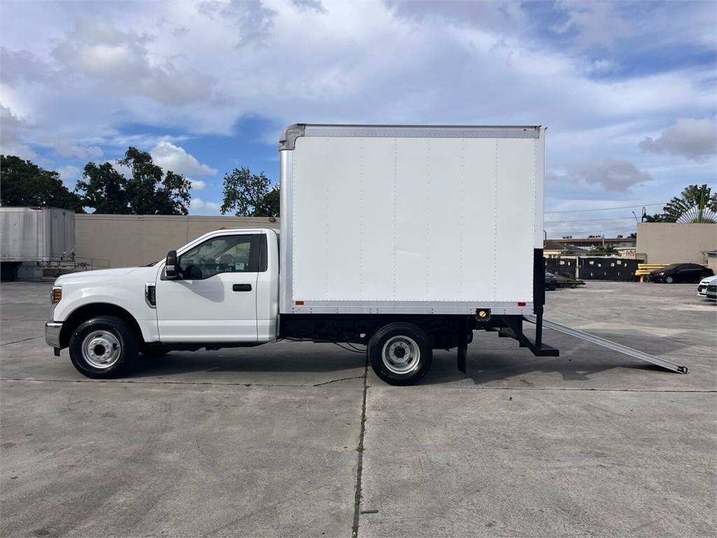 Ford F350 SD DRW 10 FT *BOX TRUCK* LOADING RAMP