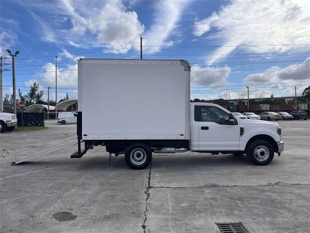 Ford F350 SD DRW 10 FT *BOX TRUCK* LOADING RAMP