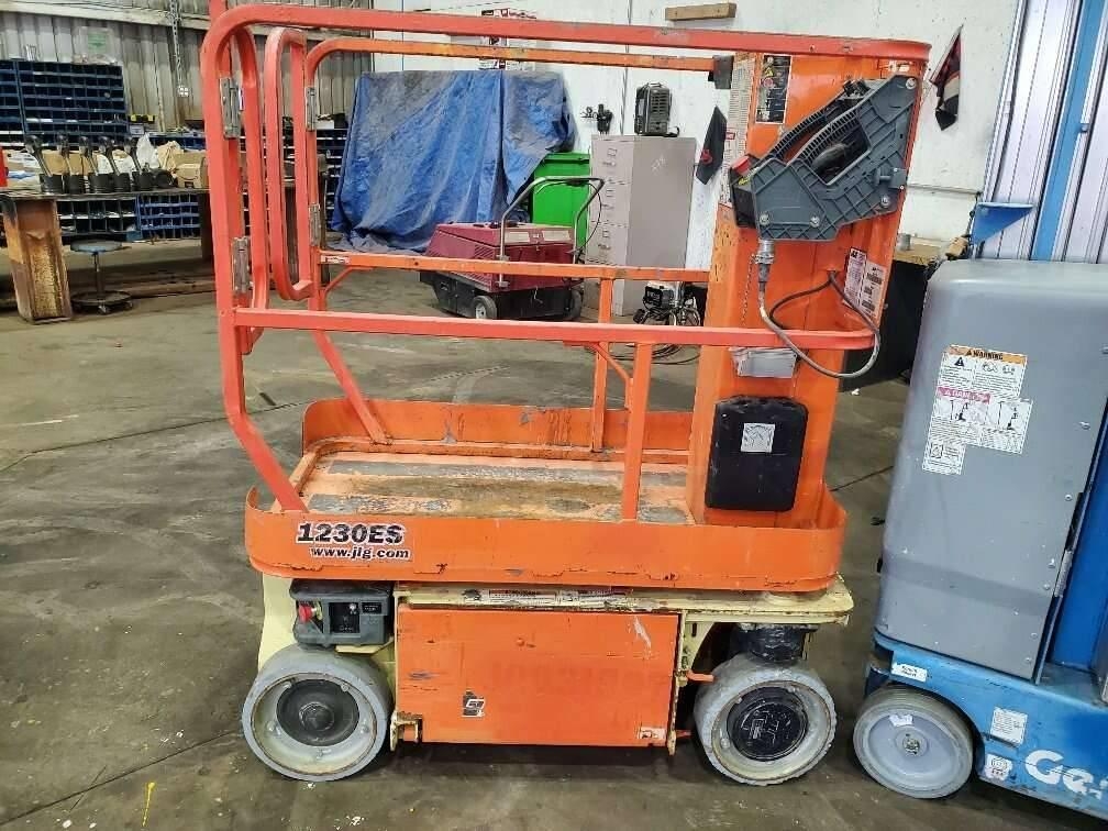JLG Scissor Lift