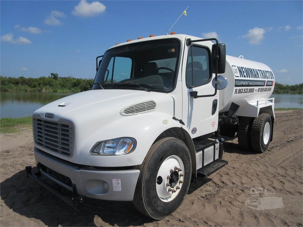 Freightliner BUSINESS CLASS M2 106